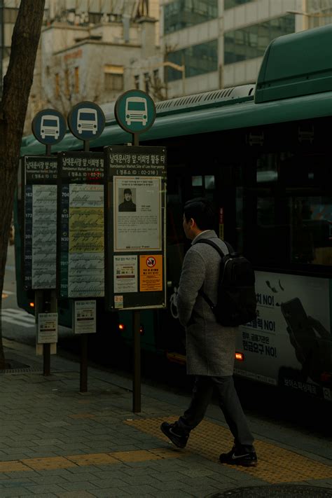 거리 표지판 거울 반사 건물 고요한 교착 상태 교통 교통 체증 그레이스케일 기와 대도시 도로 도시 도시 경관 도시 교통 도시 생활 도시 풍경