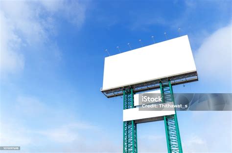 큰 빈 빌보드 백색 Led 화면 뛰어난 빈 복사본 공간을 야외에서 디스플레이 광고 텍스트 템플릿 승진 새로운 브랜드에 대 한 도시에서 공원에서 구름과 푸른 하늘에 0명에