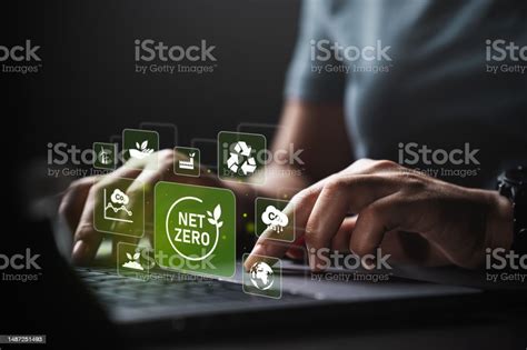 넷 제로 2050 탄소 중립 환경 아이콘이 있는 노트북을 사용하는 젊은 여성 장기적이고 기후 중립적인 전략 온실 가스 배출 목표 0에 대한 스톡 사진 및 기타 이미지