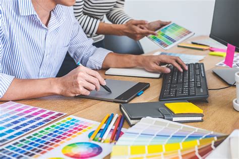 두 동료 창조적인 그래픽 디자이너 색상 선택에 노력 하 고 직장에서 그래픽 태블릿 컬러 선택 색칠 견본 샘플 차트에 그리기 Cmyk에 대한 스톡 사진 및 기타 이미지