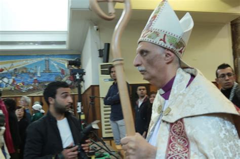 أجراس الكاتدرائية الأسقفية تدق وتعلن بدء قداس عيد الميلاد صور بوابة