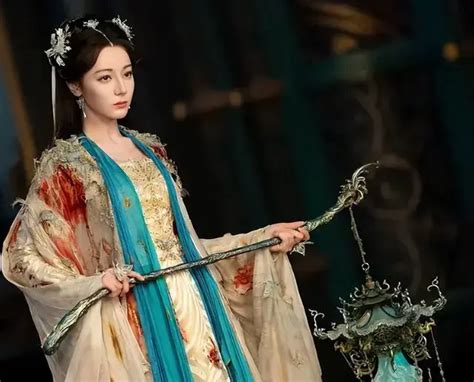 迪丽热巴陈飞宇《白日提灯》首播，热度刷新纪录 观众评价出奇一致