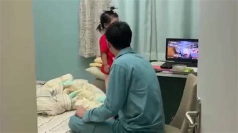 相差14岁的兄妹,妹妹犯错误被哥哥打,委屈的一声都不吭!新浪新闻 相差14岁的兄妹,妹妹犯错误被哥哥打,委屈的一声都不吭!新浪新闻