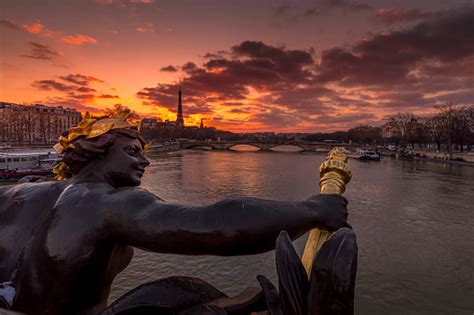 파리를 배경으로 에펠탑을 배경으로 퐁 알렉산드르 Iii의 골든 아워 알렉산드르 3세 다리에 대한 스톡 사진 및 기타 이미지