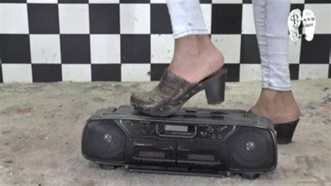 Radio Debajo De Viejos Zuecos Desgastados Pretty Merciless Feet