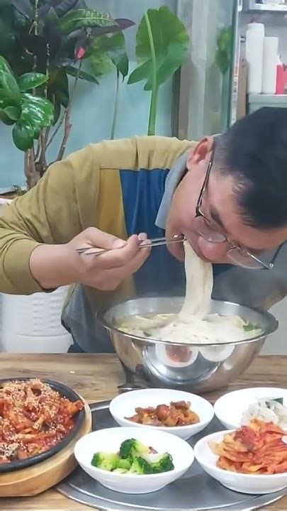 첫눈오는날 서정리 점촌식당 잔치국수 제육볶음 굿~~ Youtube