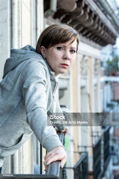 젊은 매력 불행 한 슬픈 백인 여자 집에서 발코니에 사려깊은 찾고 우울증에서 고통 우울과 불안 여성 개념 감정에 대한 스톡 사진