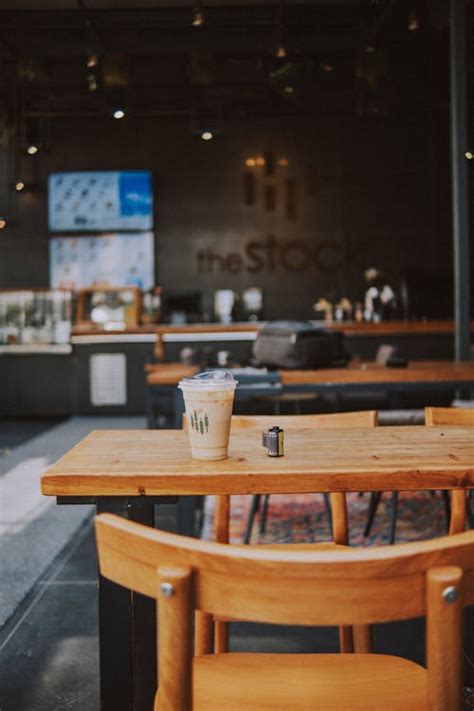 대기 조명 도시 카페 모던 카페 목조 테이블 빈 카페 실내 설정 아늑한 아이스 커피 앉아있는 장소 음료 일회용