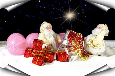 2 개의 재미 있는 장난감 산타 조항 음악가 빛나는 배경에 눈에 그들의 선물 0명에 대한 스톡 사진 및 기타 이미지 0명 12월 겨울 Istock
