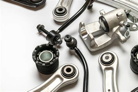 흰색 자동차 부분 새로운 금속 자동차 부품세트 흰색 배경에 격리 된 자동차 모터 정비사 예비 또는 자동차 조각 수리 및 차량 서비스 0명에 대한 스톡 사진 및 기타 이미지