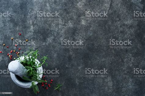 음식 요리 배경입니다 녹색 로즈마리 가지 올리브 오일 마늘 후추 고추는 어두운 슬레이트 콘크리트 테이블에 있습니다 음식 재료 평면도 건강한 생활방식에 대한 스톡 사진 및