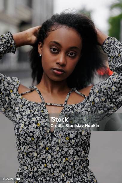 젊은 아프리카의 슬픈 여자의 초상화는 건물의 배경에 서 있다 20 29세에 대한 스톡 사진 및 기타 이미지 20 29세 25 29세 거리 Istock