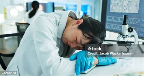 잠을 자고 피곤하고 두통 실험실 의료 연구에 대한 피로를 가진 과학자 여성과 압도당합니다 지치고 초과 근무하고 프로젝트 생각에 대한 스트레스 좌절에 대한 편두통이 있는 사람