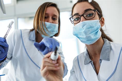 치과 진료소에서 환자 치아를 검사하는 두 명의 여성 치과 의사 건강 진단에 대한 스톡 사진 및 기타 이미지 건강 진단 건강관리와 의술 건강한 생활방식 Istock