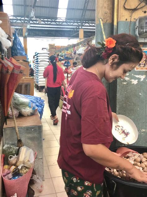 Dvb ဒေါ်အောင်ဆန်းစုကြည်မွေးနေ့ မဲဆောက်မြို့တွင် ပန်းသပိတ်ပြုလုပ် ဓာတ