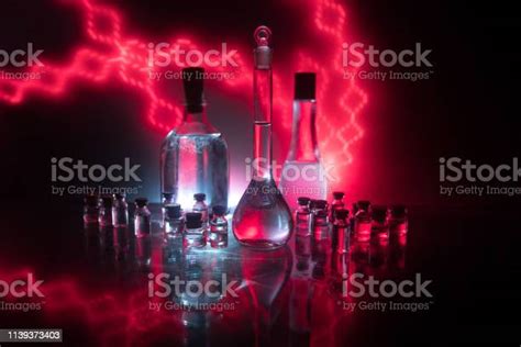 약국 및 화학 테마 연구 실험실에서 용액으로 유리 플라스 크를 테스트 합니다 과학 및 의료 배경입니다 어두운 톤 배경에 실험실 테스트 튜브 Stem 주제에 대한 스톡 사진