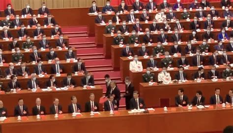 二十大闭幕式惊传意外 胡锦涛会议期间被搀扶离场 看传媒新闻网