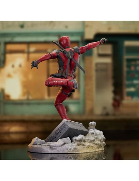 Diamond Select Toys Marvel Gallery Deadpool And Wolverine Deadpool