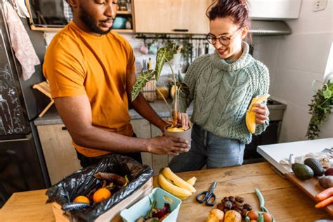 화분 흙에 바나나 껍질을 넣으면 식물에 생기를 불어넣는 7가지 비법