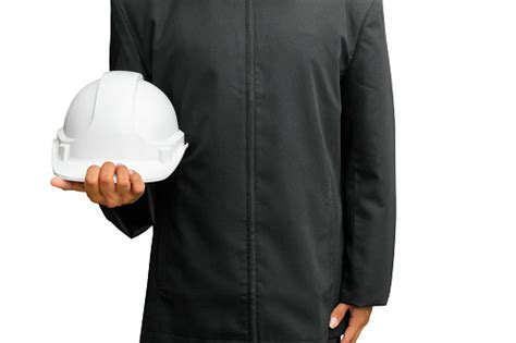 들고 백색 안전 헬멧 플라스틱 엔지니어링 작업자의 손 장비 방지 건설 흰색 배경에 고립 위험 엔지니어 건설 산업에 대한 스톡 사진 및 기타 이미지 Istock