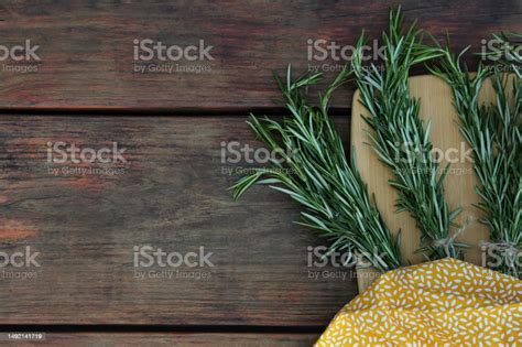 나무 테이블에 신선한 로즈마리 한 움큼 텍스트를 위한 공간이 있는 평면도 향기로운 허브 0명에 대한 스톡 사진 및 기타 이미지 0명 건강한 식생활 날것 Istock