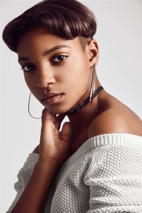 Retrato Sensual De La Muchacha Hermosa Del Negro Del Inconformista Con