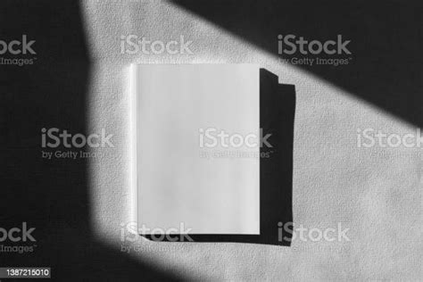 브로셔를 접어 모형으로 만듭니다 소책자 메뉴 및 책의 빈 모의 잡지 백서 전단지의 모형 흰색 배경에 격리 된 두 개의 팜플렛 템플릿 책에 대한 스톡 사진 및 기타 이미지