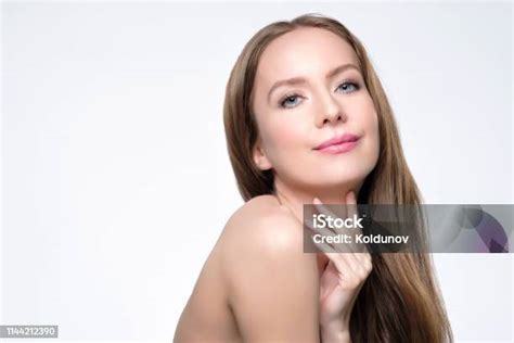 길고 빛나는 머리를 가진 소녀 좋은 헤어스타일을 가진 아름 다운 모델 여자 갈색에 대한 스톡 사진 및 기타 이미지 갈색 건강한 생활방식 곁눈질 Istock