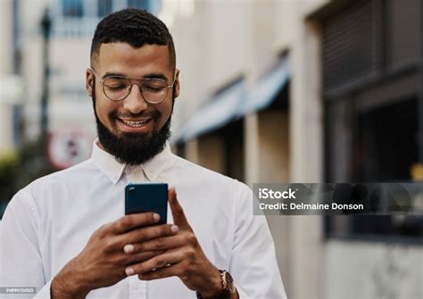 도시의 야외에서 사업가가 휴대전화로 문자를 보내며 복사 공간이 있는 스톡 사진 남자에 대한 스톡 사진 및 기타 이미지 남자