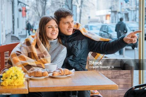 테이블 커피 크루아상에 체크 무늬 봄 노란색 꽃다발 아래 야외 카페에서 사랑에 젊은 부부 18 19세에 대한 스톡 사진 및 기타 이미지 Istock