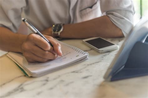 펜을 들고 있는 신중한 남자가 스마트폰과 태블릿 옆에 메모를 합니다 개성 개념에 대한 스톡 사진 및 기타 이미지 개성 개념