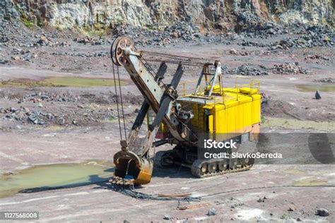화강암 돌의 채 석 장 오픈 구 덩이 마이닝에 큰 추적된 굴 프로세스 생산 돌 그리고 자갈입니다 채 석 장에서 채광 장비입니다 거친에 대한 스톡 사진 및 기타 이미지