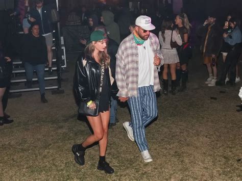 Hai Thái Cực Thời Trang Trẩy Hội Coachella 2024 Tuần 1 Của Sao Elle