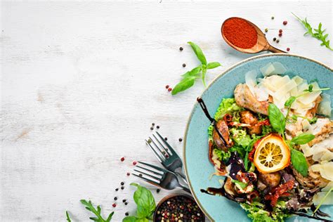 닭고기 샐러드 구운 채소와 파마산 치즈 접시에 소박한 스타일 평면도 텍스트를 위한 여유 공간 0명에 대한 스톡 사진 및 기타 이미지 Istock