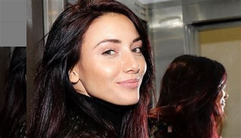 Delphine Wespiser Prise Pour Une Potiche Elle Balance Sur Son Départ De Tpmp