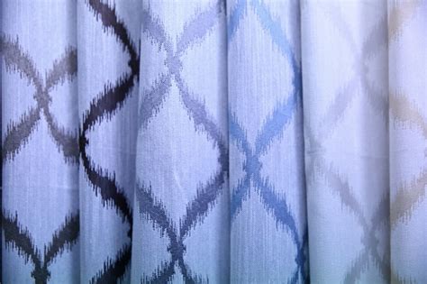 다채로운 직물은 여자와 남자에 대 한 모든 종류의 옷을 디자인 하는 데 사용 됩니다 그것은 캔버스와 목화 실크 옷에 대 한 모든