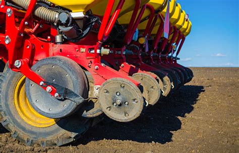 필드에 씨앗을 파 종 하기 전에 필요한 트랙터 쟁기의 클로즈업 계절에 대한 스톡 사진 및 기타 이미지 계절 농부 농업 Istock