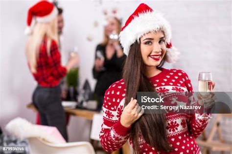 집에서 전경에 샴페인 한 잔과 젊은 여자의 초상화 아름 다운 갈색 머리 Deers 산타 모자 빨간색 의상 Political Party에 대한 스톡 사진 및 기타 이미지