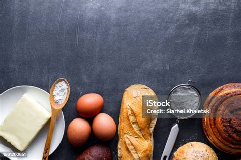 검은색 칠판 배경에 다양한 신선하고 파삭파삭한 베이커리 제품과 베이킹 재료 레시피와 텍스트를 위한 공간을 복사합니다 평면도 0명에 대한 스톡 사진 및 기타 이미지 Istock