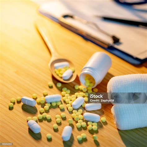 거 즈 붕대와 약 병에서 흘리 고 약 롤 제약 나무로 되는 숟가락 및 클립보드 의사 책상에 처방 의약품 이나 의료 진단 및 치료 개념 0명에 대한 스톡 사진 및 기타 이미지