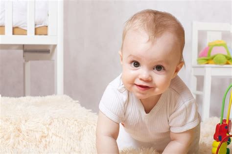 Una Peque A Ni A De Ocho Meses Se Queda Sola En Su Habitaci N Foto Premium