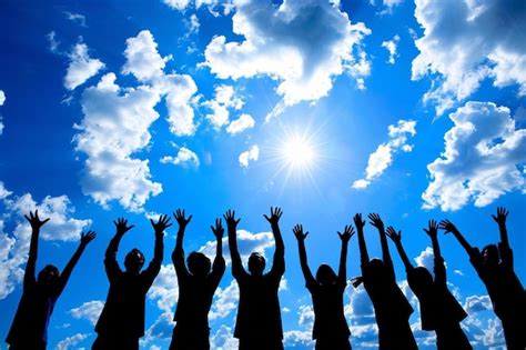 하늘을 향해 손을 는 사람들 프리미엄 Ai 생성 이미지