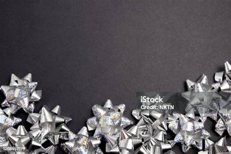 검은 색 테이블 상단보기에 실버 활 결혼식 크리스마스 또는 생일을위한 플랫 평신도 조성물 검은색에 대한 스톡 사진 및 기타 이미지 Istock