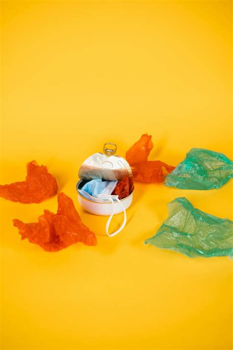 개념적 사진 기후 변화 깨끗한 환경 노란색 노란색 배경 다채로운 플라스틱 대청소 미니멀리즘 밝은 비닐 봉투 색 대비 생생한 색상 수직 쐈어 순환 경제