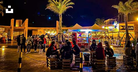 건물 앞 벤치에 앉아 있는 한 무리의 사람들 사진 Unsplash의 무료 도시 이미지