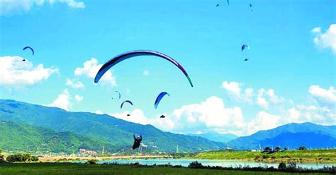 포토 가을 하늘 속 패러글라이딩