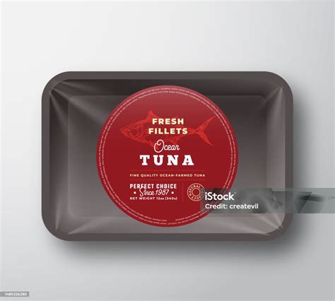 바다 참치 필레 추상 벡터 물고기 플라스틱 트레이 셀로판 커버 포장 디자인 라운드 라벨 또는 스티커 복고풍 타이포그래피와 손으로 그린 참치 실루엣 배경 레이아웃 물고기에