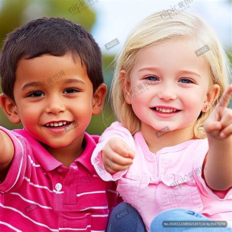Ai创作图小男孩小女孩儿童小人 人孩童 哥哥弟弟姐姐妹妹 外籍幼儿园 快乐儿童儿 小男孩小女孩天真烂漫 儿童幸福户外 小哥哥小妹妹 姐姐弟弟妹妹 社交幼儿早教 儿童人物特写 幼儿园笑脸 幼儿两