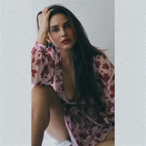 photos ஷர்ட்ட கழட்டி விட்டு அப்படியொரு போஸ் கொடுக்கும் ஷ்ரத்தா பாண்டே