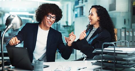 춤추고 우승하고 축하 회사 이익 및 지원을 위해 사무실에서 사업가들과 팀워크를 발휘합니다 성공을 위한 재무 계획 거래 및 직원과의 파트너십 행복하고 좋은 소식 20 24세에